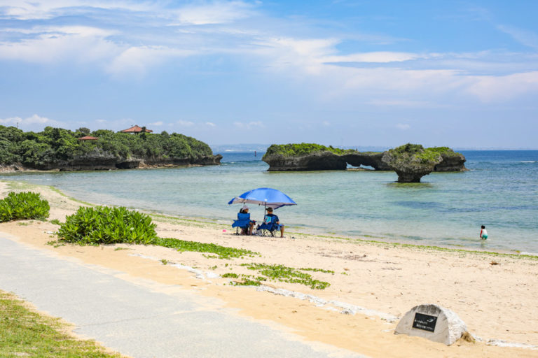 渡具知(とぐち)ビーチは磯遊びの名所！バーベキューもできるよ！｜沖縄トラベル