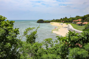 渡具知(とぐち)ビーチは磯遊びの名所！バーベキューもできるよ！｜沖縄トラベル